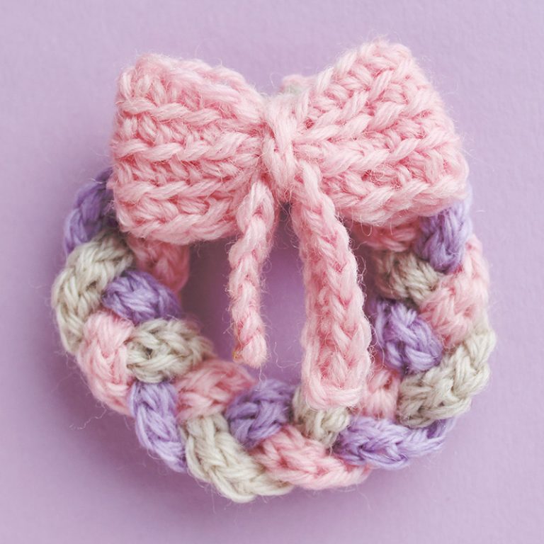 Crochet a mini wreath decoration - Knit & Crochet Christmas